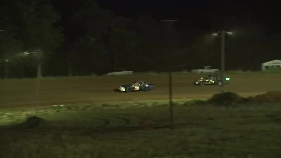 Bombers A-Feature: Final Laps Battle — #B75 Byron Schoen vs #29 Daryll ...